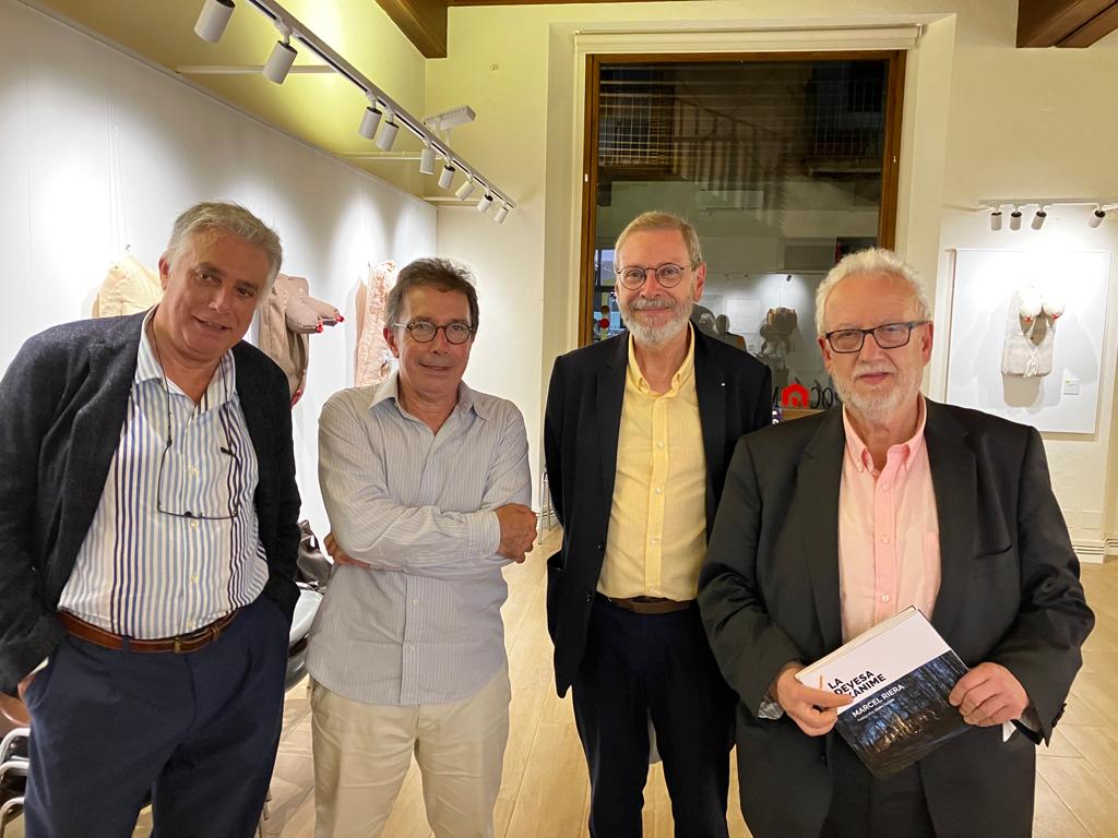 Nou llibre de poesia La Devesa Exànime de Marcel Riera amb fotografies ...